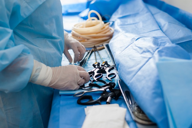 Ketahui Apa Itu Operasi Hernia dengan Laparoskopi - Alodokter Ketahui Apa Itu Operasi Hernia dengan Laparoskopi - Alodokter